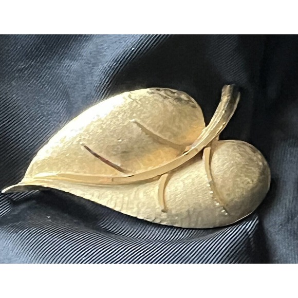 BSK | Jewelry | Vintage Bsk Leaf Brooch Pin Gold Tone Textured 25x5 ...